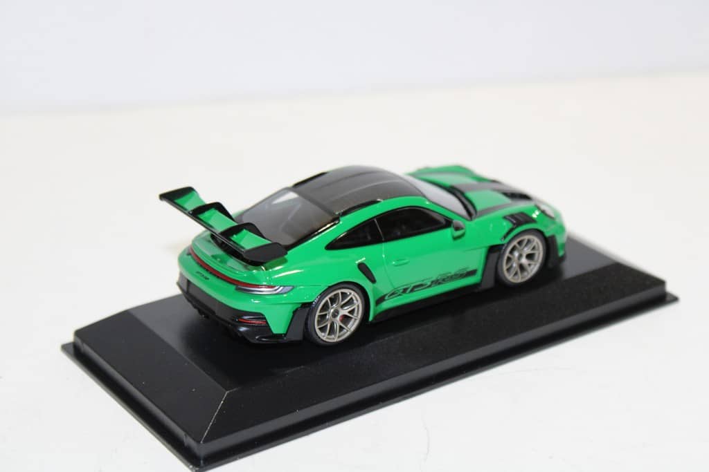 Porsche 911 GT3 RS Type 992 2023 Weissach Pack Python GREEN Minichamps 1/43