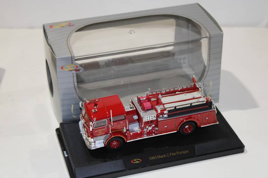 MACK C FIRE PUMPER 1960 SIGNATURE MODEL 1/50°