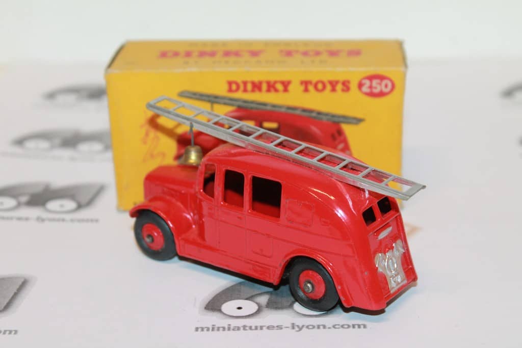 STREAMLINED FIRE ENGINE DINKY TOYS 1/43°
