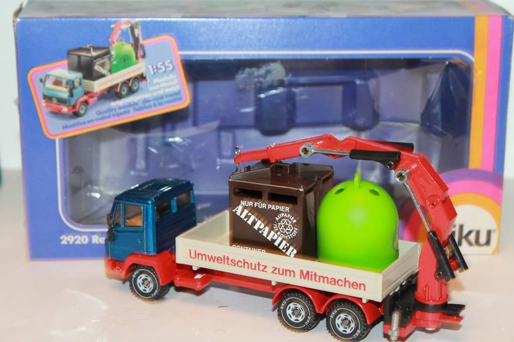 CAMION PORTE-CONTAINERS RECYCLAGE PAPIERS ET VERRE SIKU 1/55°