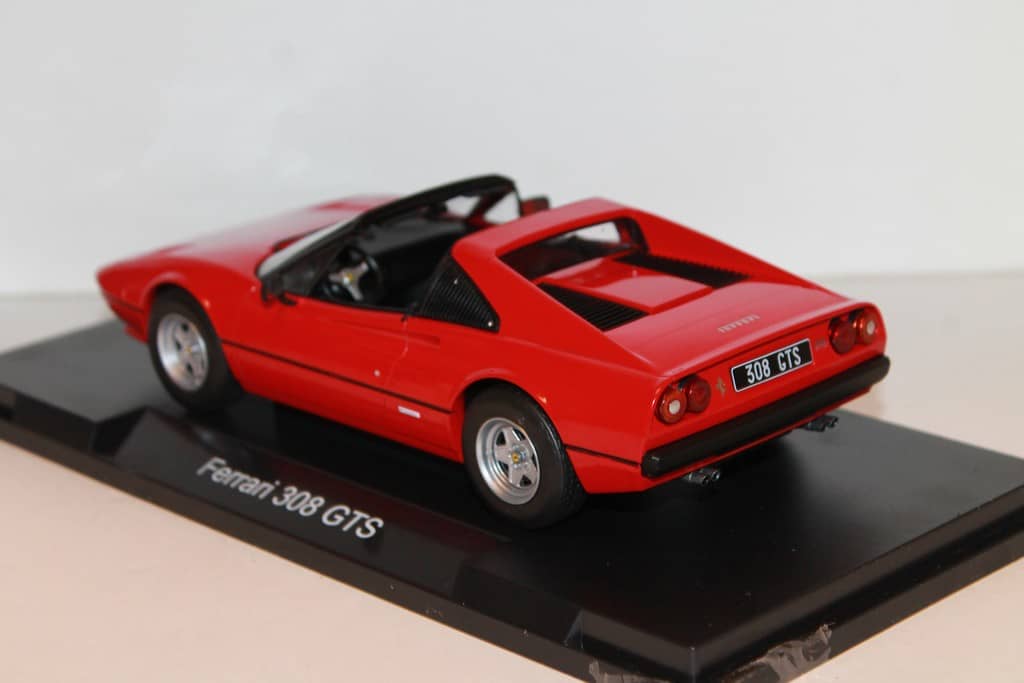 FERRARI 308 GTS RED MODELCAR 1/18°