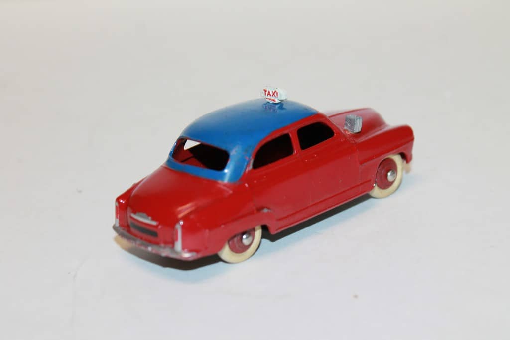 SIMCA 9 ARONDE TAXI ROUGE 1950 DINKY TOYS 1/43°