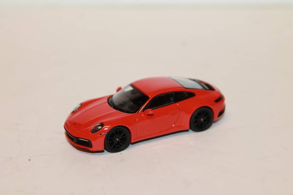 PORSCHE 911 992 CARRERA 4 ORANGE MINI GT 1/64°