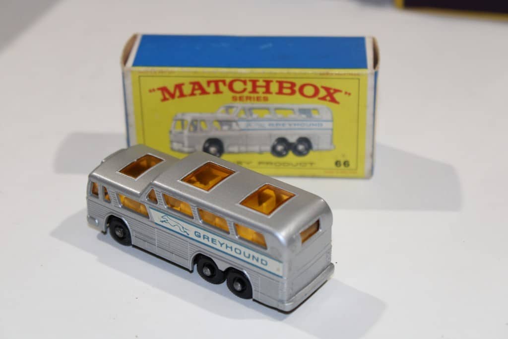 GREYHOUND COACH - MATCHBOX 1/64