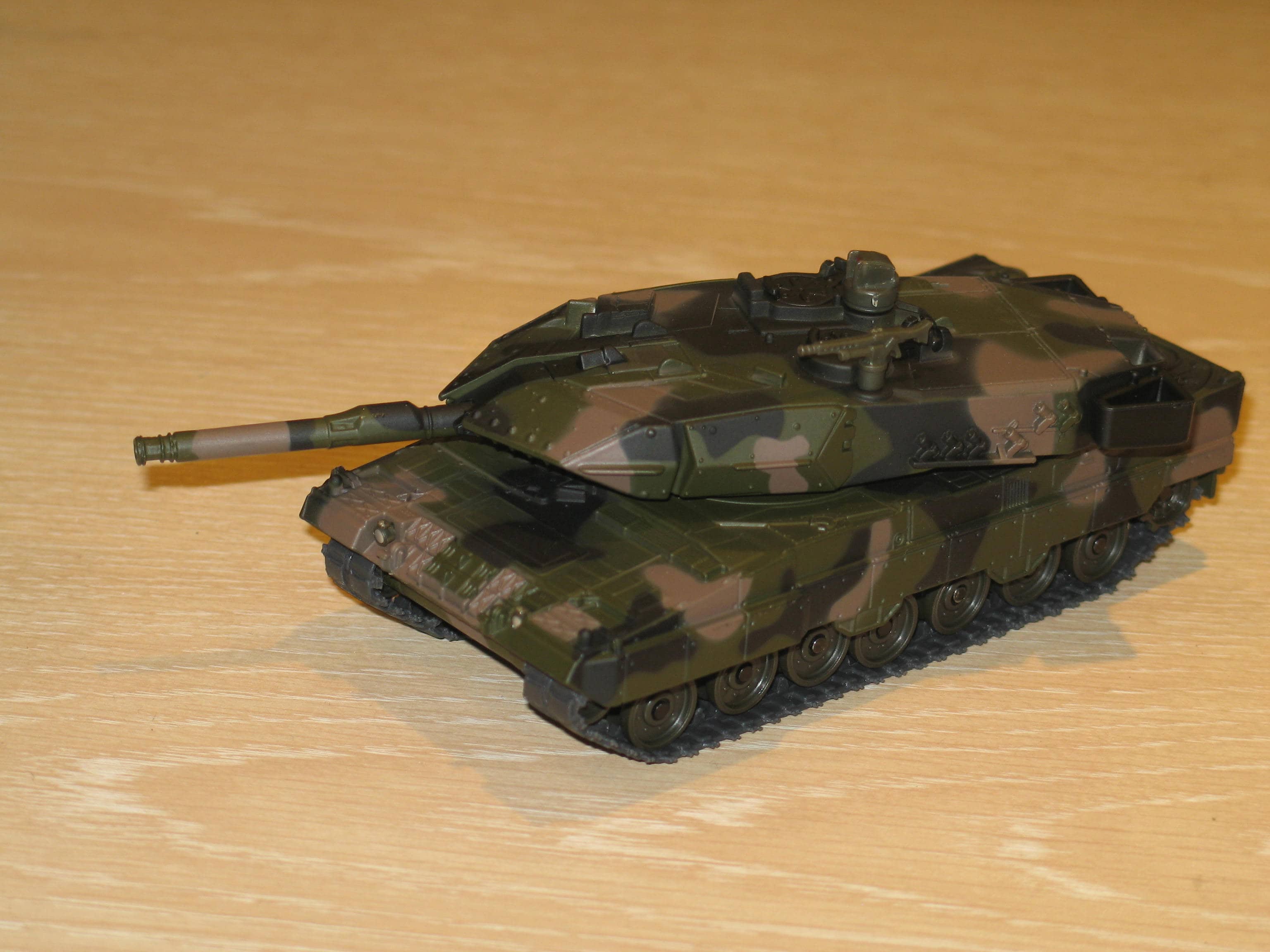 TANK LEOPARD A6 2007 SIKU 1/50°