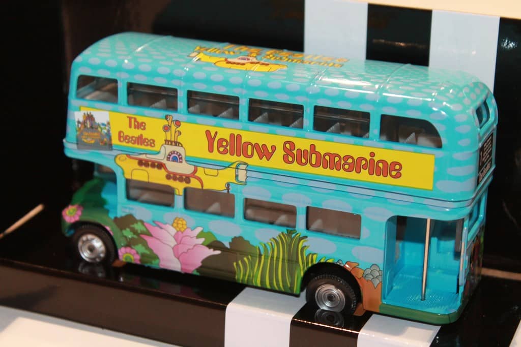 LONDON BUS THE BEATLES YELLOW SUBMARINE CORGI 1/64°