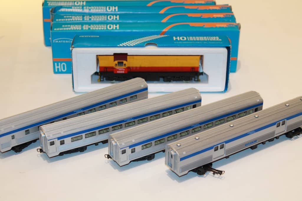 LOT DE 5 FRATESCHI, 3 PASSAGERS + 2 LOCOMOTIVES HO